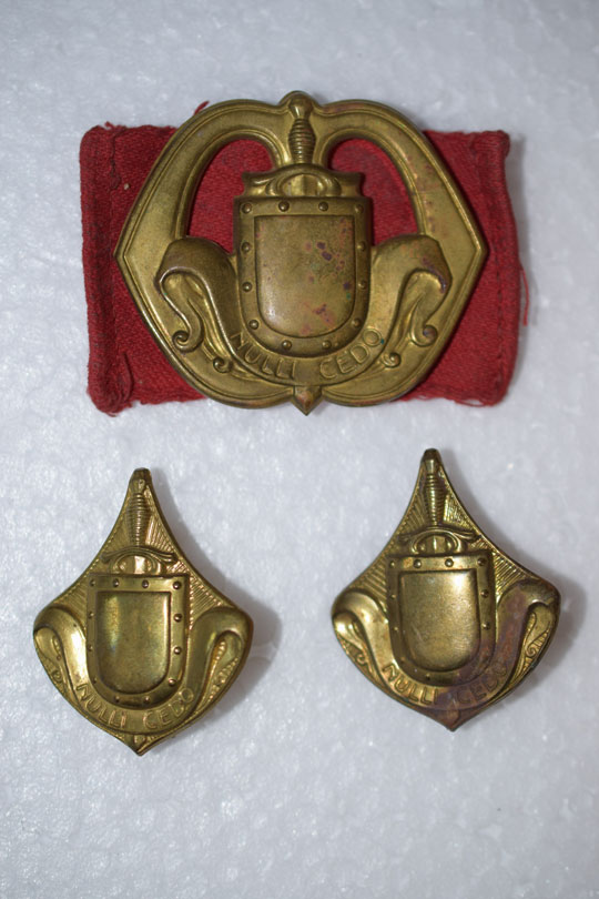Miscellaneous: Set of 1 Post WWII Dutch Infantry Regiment cap emblem ...
