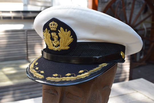 Militaria/ Others: Dutch Naval Commander officers peak cap.