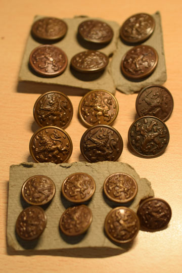 Lot of 11 large and 7 small WWII uniform buttons made by Gaunt-London